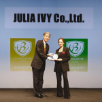 『日本美容企業大賞2024』でアイブロウ業界初の2部門を同時受賞しました。 - 株式会社JULIA IVY - HOLLYWOOD BROW LIFT（ハリウッドブロウリフト）